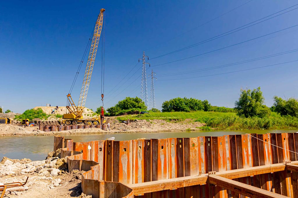 9 advantages of using mobile cranes with vibro hammers