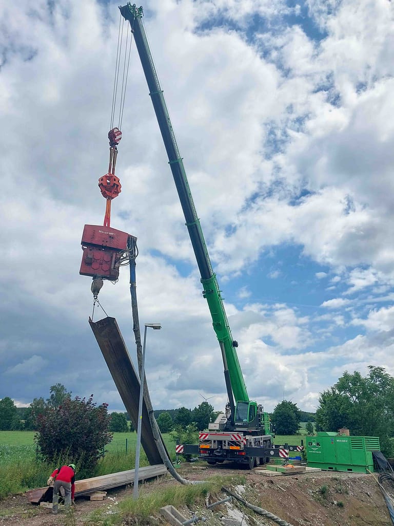 Effective crane protection: sheet pile pulling with crane