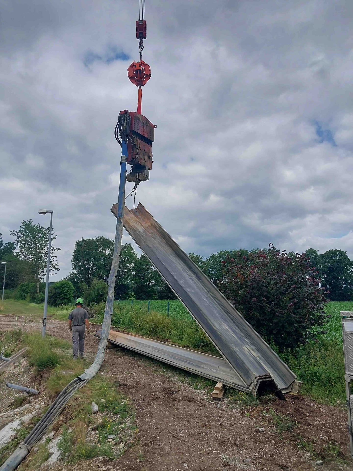Pulling sheet pile with a crane